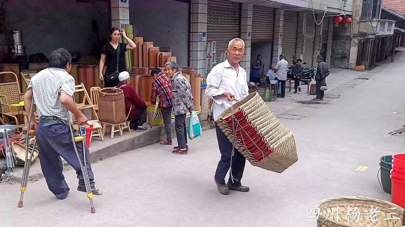 四川农村:老表到街上卖撮箕,为了省事,全部卖给了贩子