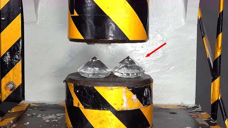 1000克拉钻石VS液压机,启动机器那刻,感觉亏了几个亿!