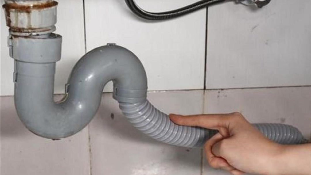 洗碗池下水道堵住了,不用花钱修,教你一招,下水道异物都疏通