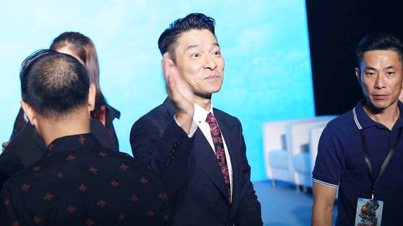 刘德华全家福曝光,看到姐姐们的长相,网友沉默了