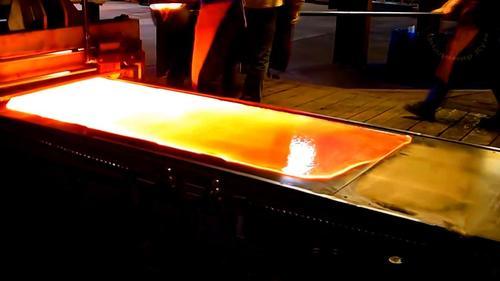 实拍德国工厂玻璃制作过程,网友:这跟摊煎饼差不多呢