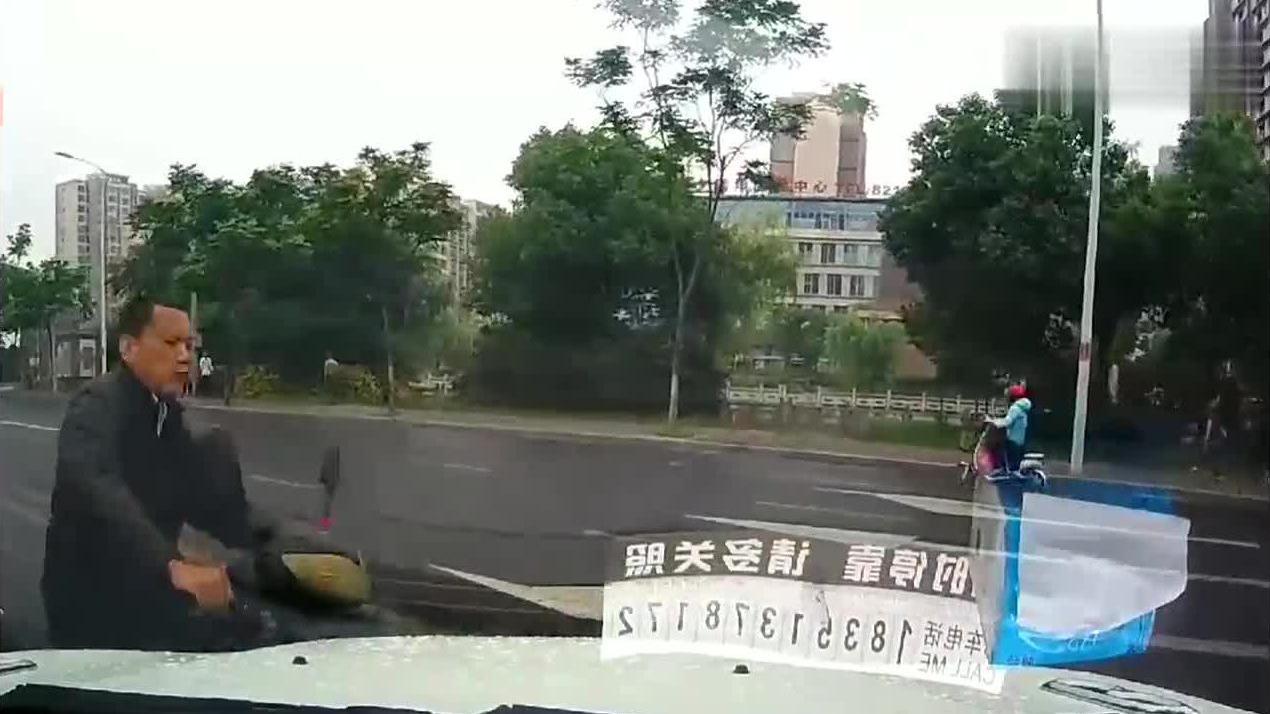 眼看刹车刹不住,接下来电动车男子在绝望中撞了过来