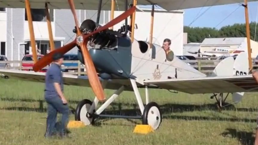 1912年的螺旋桨飞机,引擎启动后