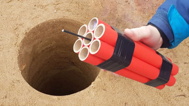 男子亲测鞭炮实验,小小的鞭炮竟能产生如此大的威力,真是厉害!