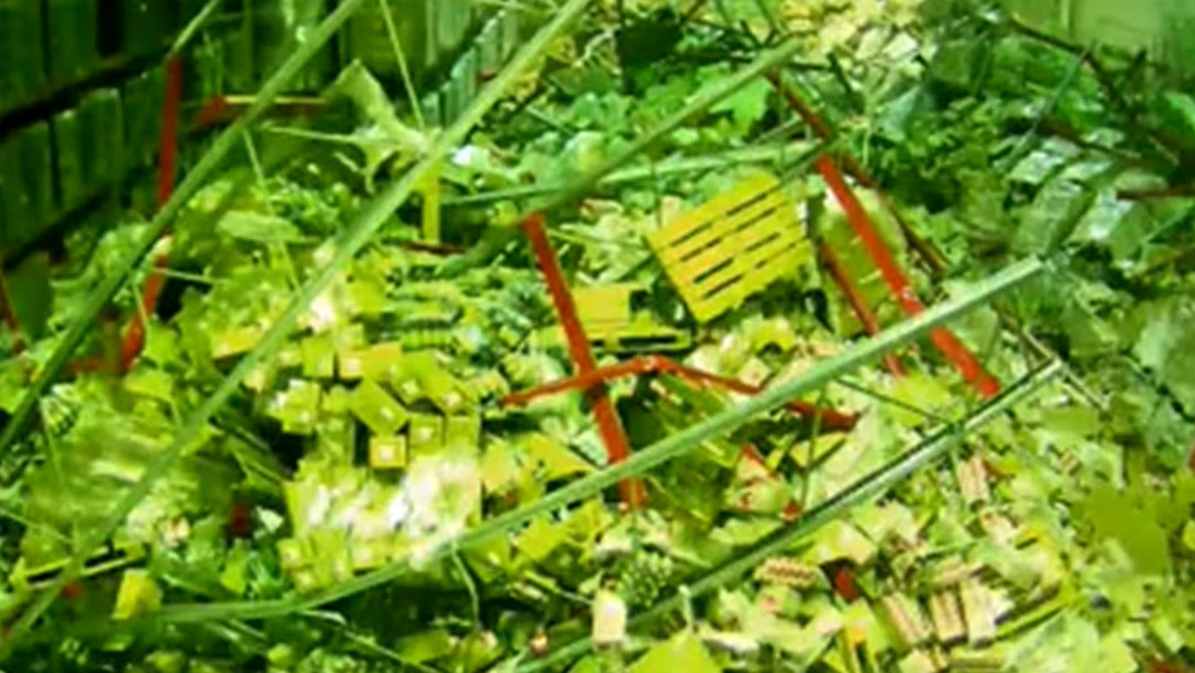 货架突然坍塌人被掩埋 监控记录全过程