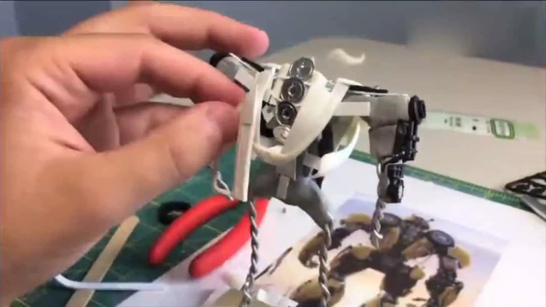 这位手工达人厉害了!把普通小汽车模型改造成了变形金刚大黄蜂!