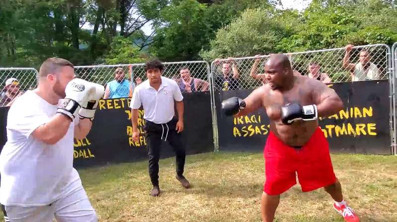 重量级选手的战斗!纯力量的对决,这样的一拳挨一下要进医院