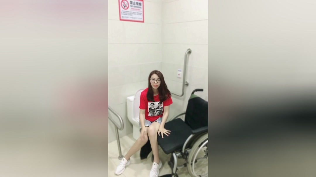 看残疾人出门该如何上厕所