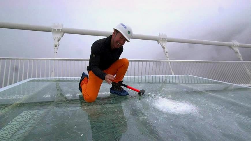 为验证张家界玻璃栈道质量,外国小伙拿锤子亲自砸,结果尴尬了