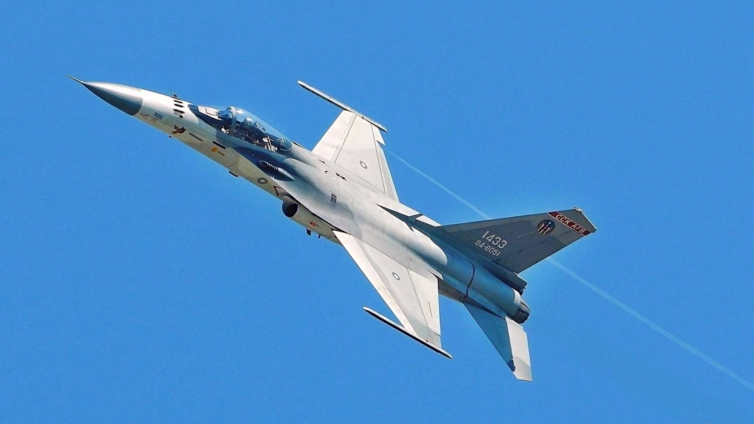 台湾深夜传出超级巨响,台媒称疑似两架战机紧急出动,情况不寻常