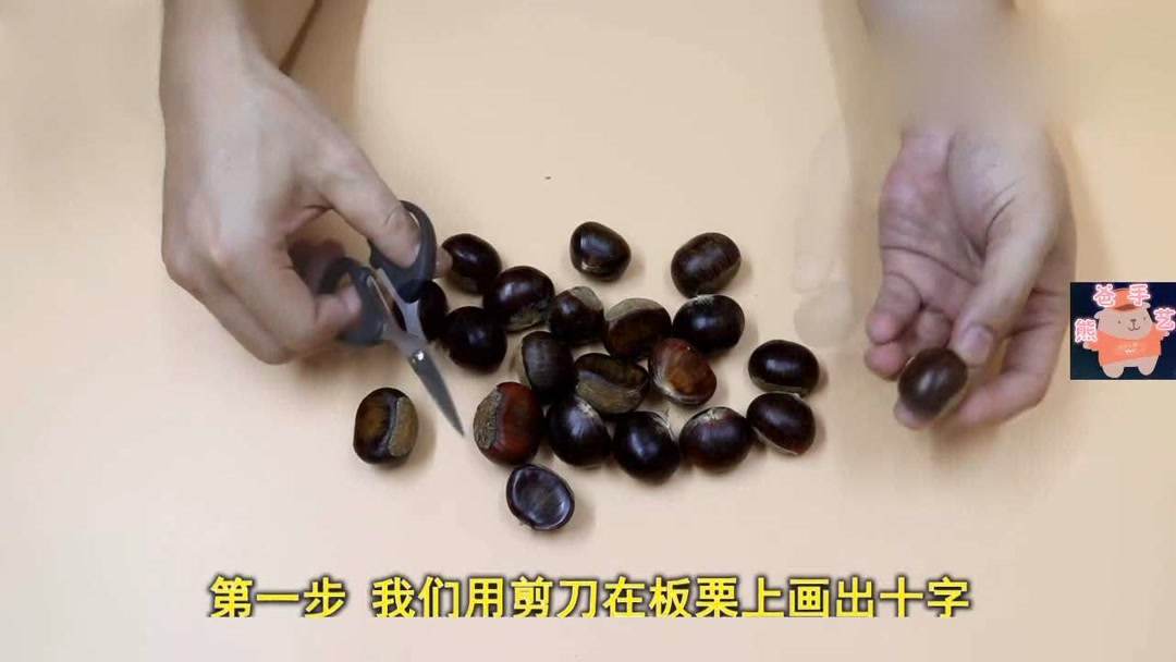板栗剥皮有窍门,开水烫一烫,一秒剥一个,太轻松了