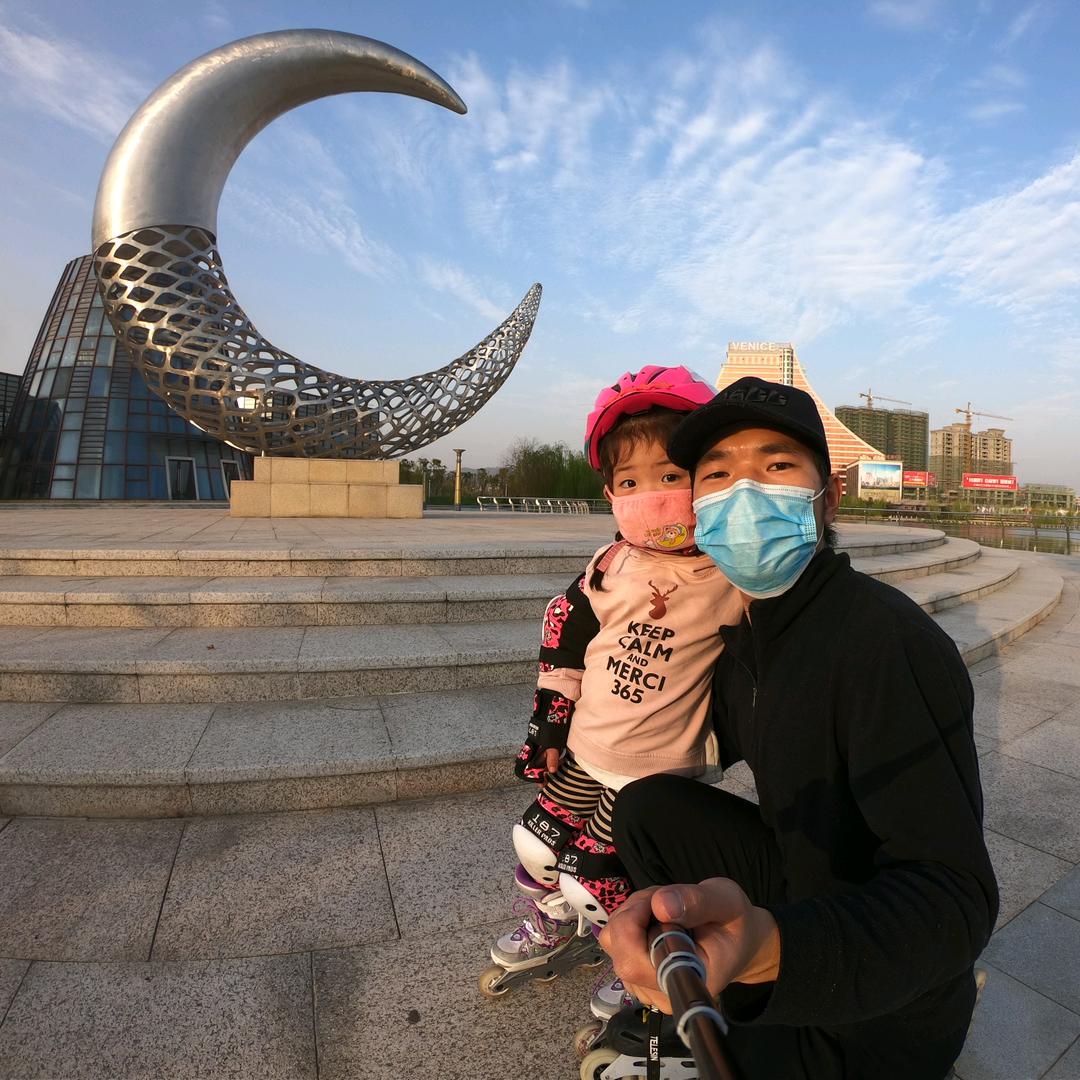 宝宝拍我玩轮滑 