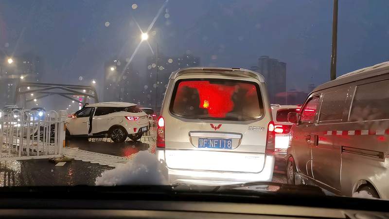 雨雪天气注意行车安全