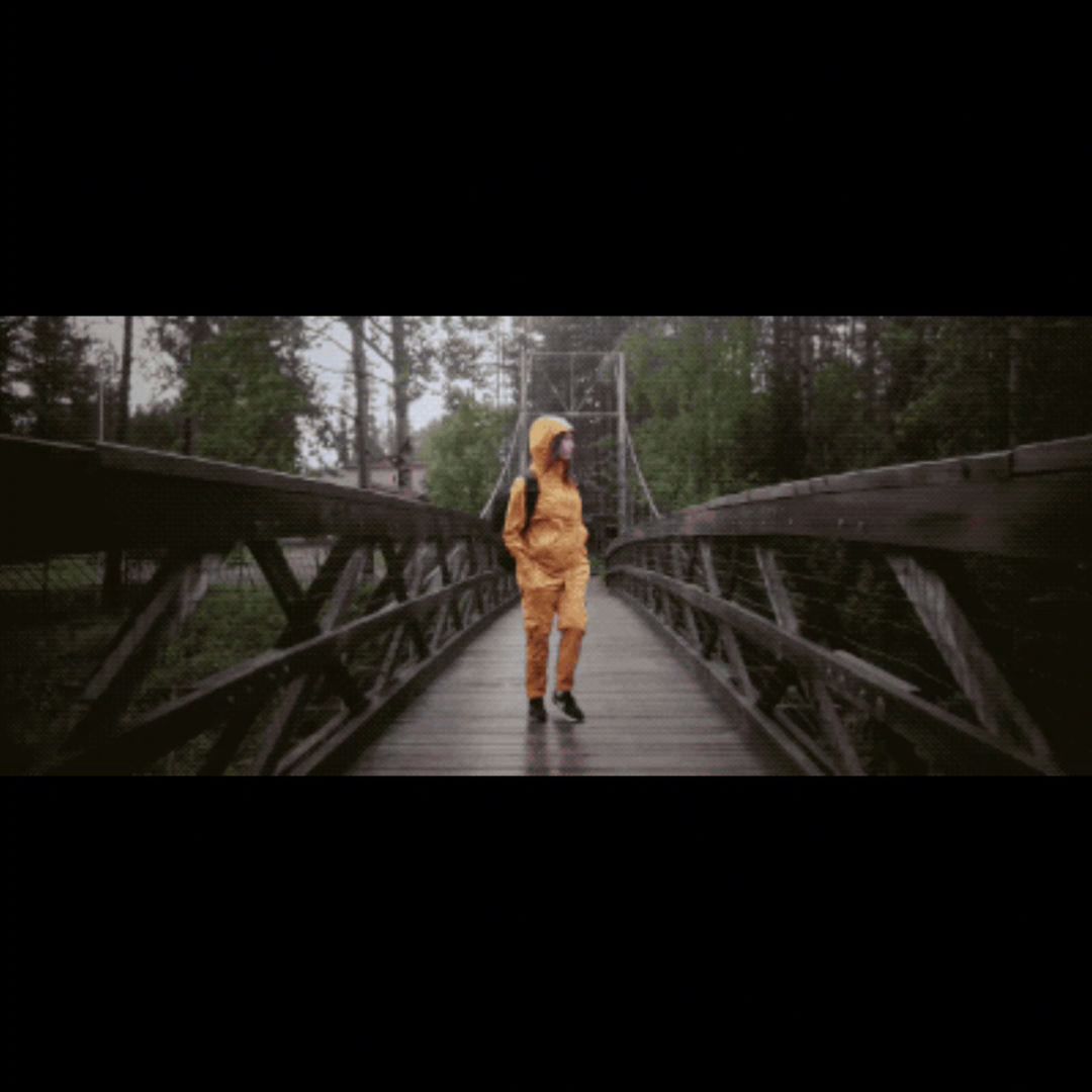 讲解大疆灵眸的锁定模式:前后跟拍运动主体,保持画面构图不变。