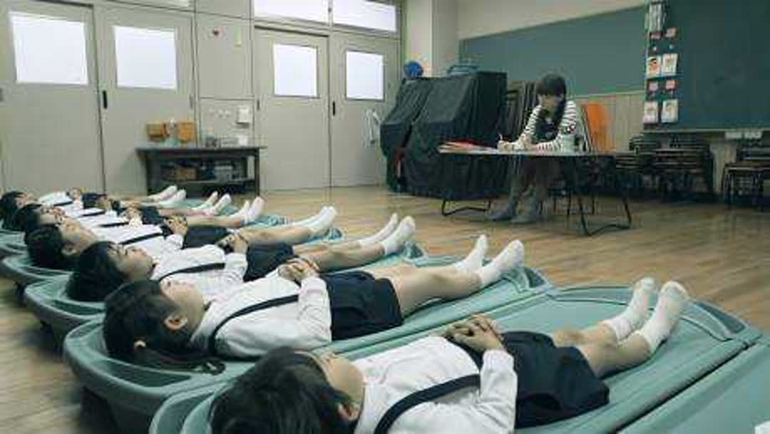 校车发生事故,孩子们拼命救老师,可自己却永远醒不来了,悬疑片