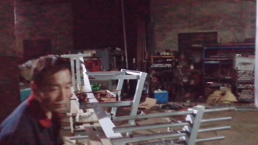 数控三级头卷管机试机现场,生产纸管长度60毫米,生产速度14.5米