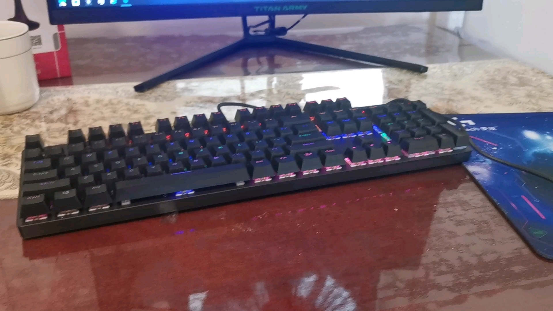 UP主终于拥有了他人生中的第一台电脑