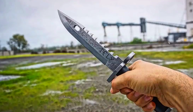 军刀还是美国的好,但质量再好也没有中国的军刀实用,不信自己看