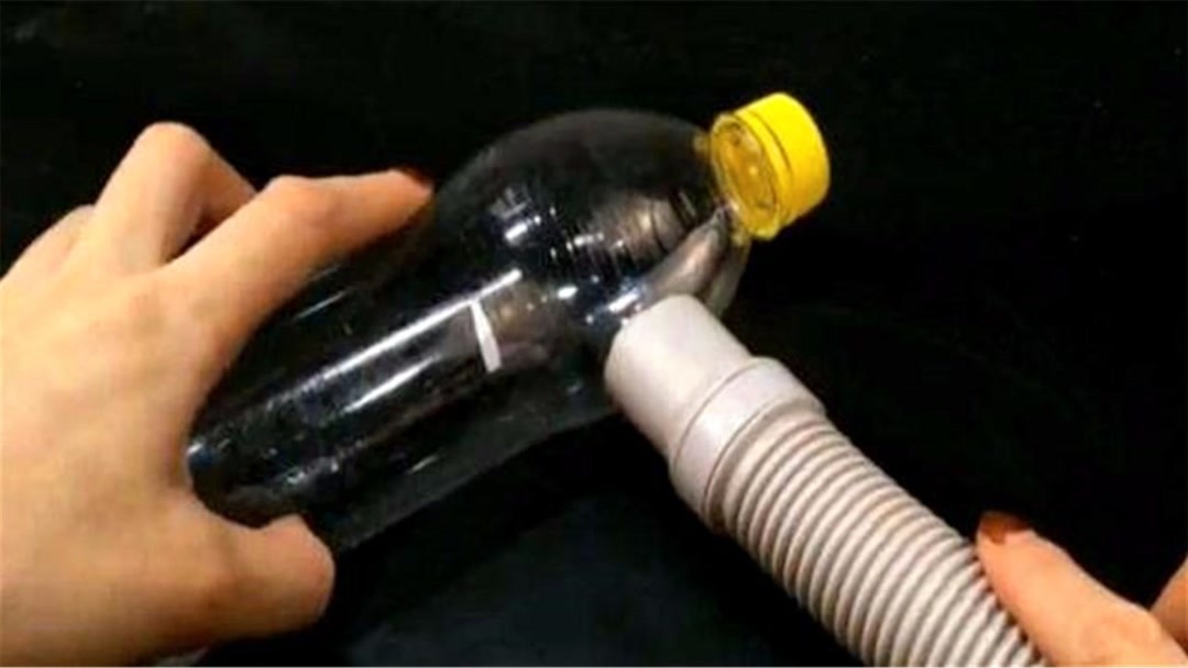 洗衣机排水管上套个塑料瓶,太实用了,解决了家家户户困扰的烦恼