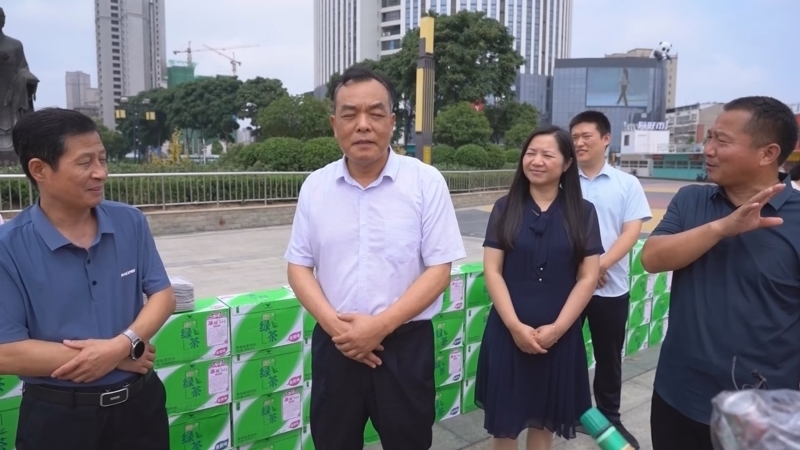 河南商丘:工会送清凉 防暑保安康