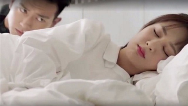 亲爱的热爱的:杨紫李现意外同床,李现激动亲吻:老婆,真美