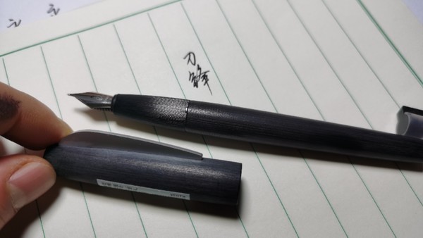 外观大胆抄袭凌美名笔的国产钢笔也有独特性