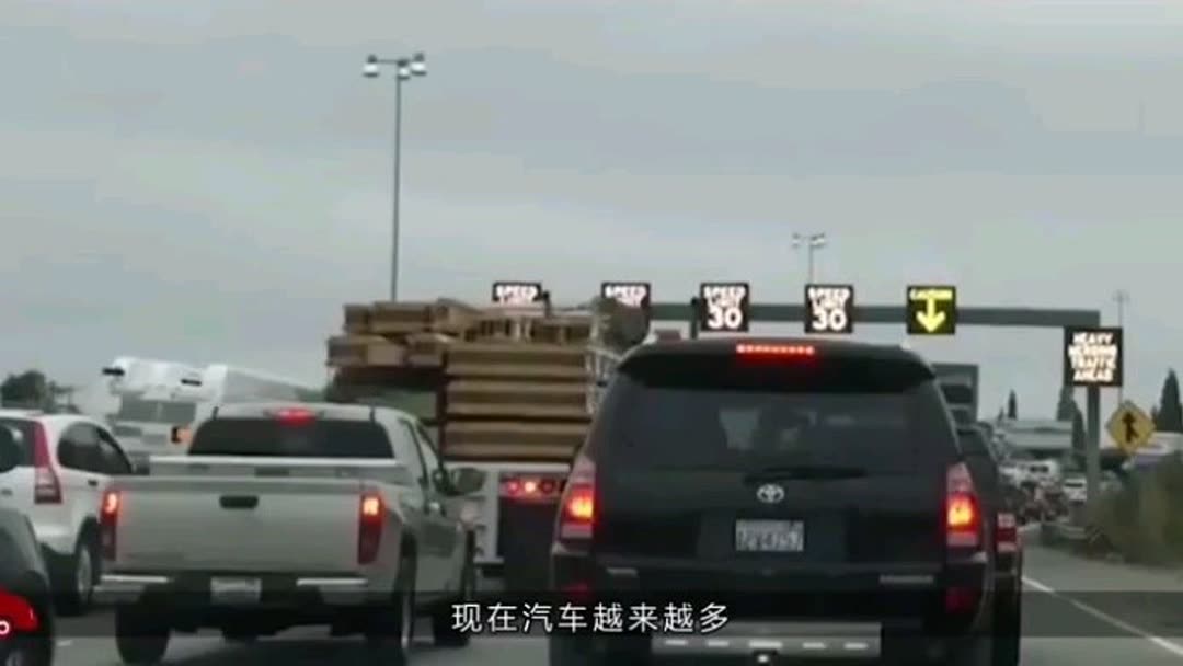 手动挡堵车跟车累?老司机演示正确做法,学会后新手爱上手动