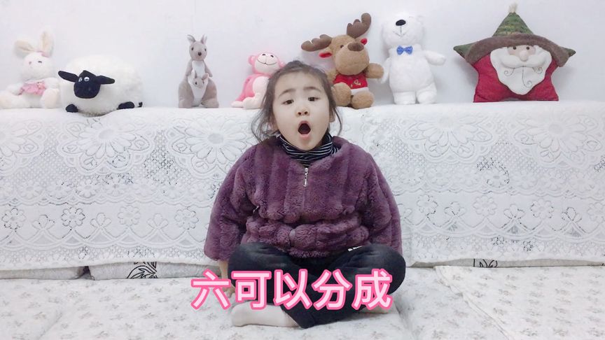 小可爱背诵数字5和6的分成,默写拼音都很棒