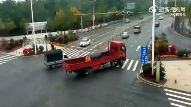 #覆车之戒#货车稳定性较差,货物装载不牢固很容易发生重心偏移。