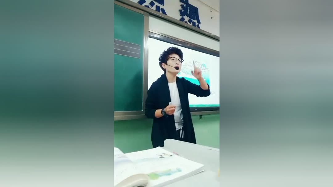 这个老师上课很特别,第一次见这样和学生互动,怪不得这么受欢迎