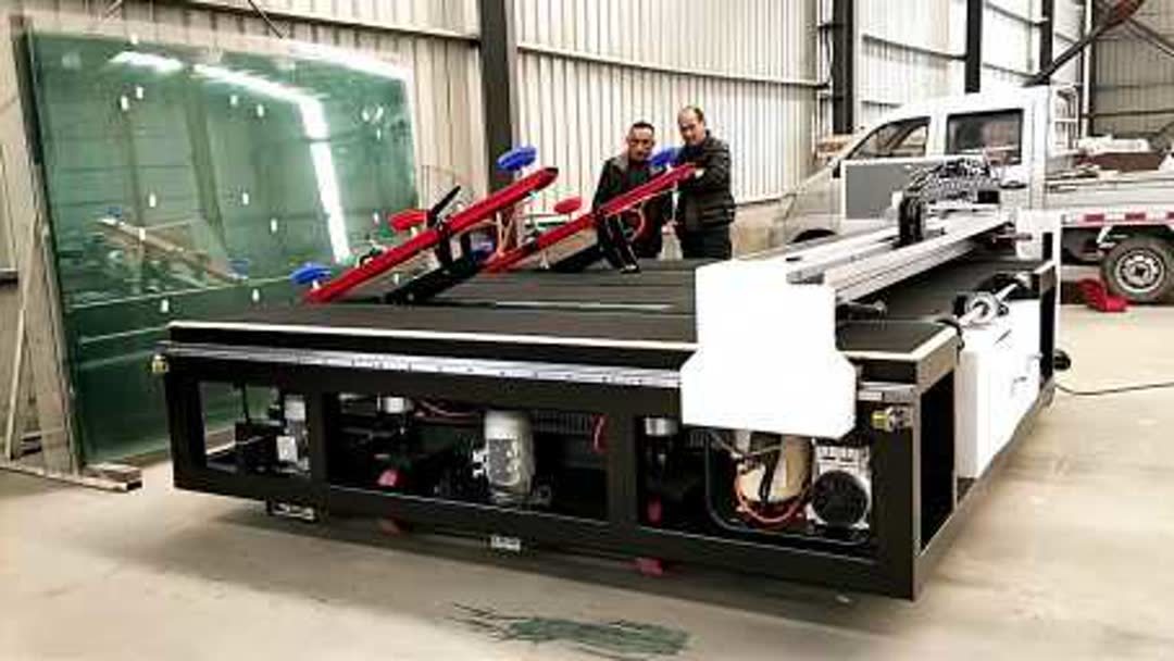 欧意德玻璃切割一体机自动吸片自动放片自动切割。