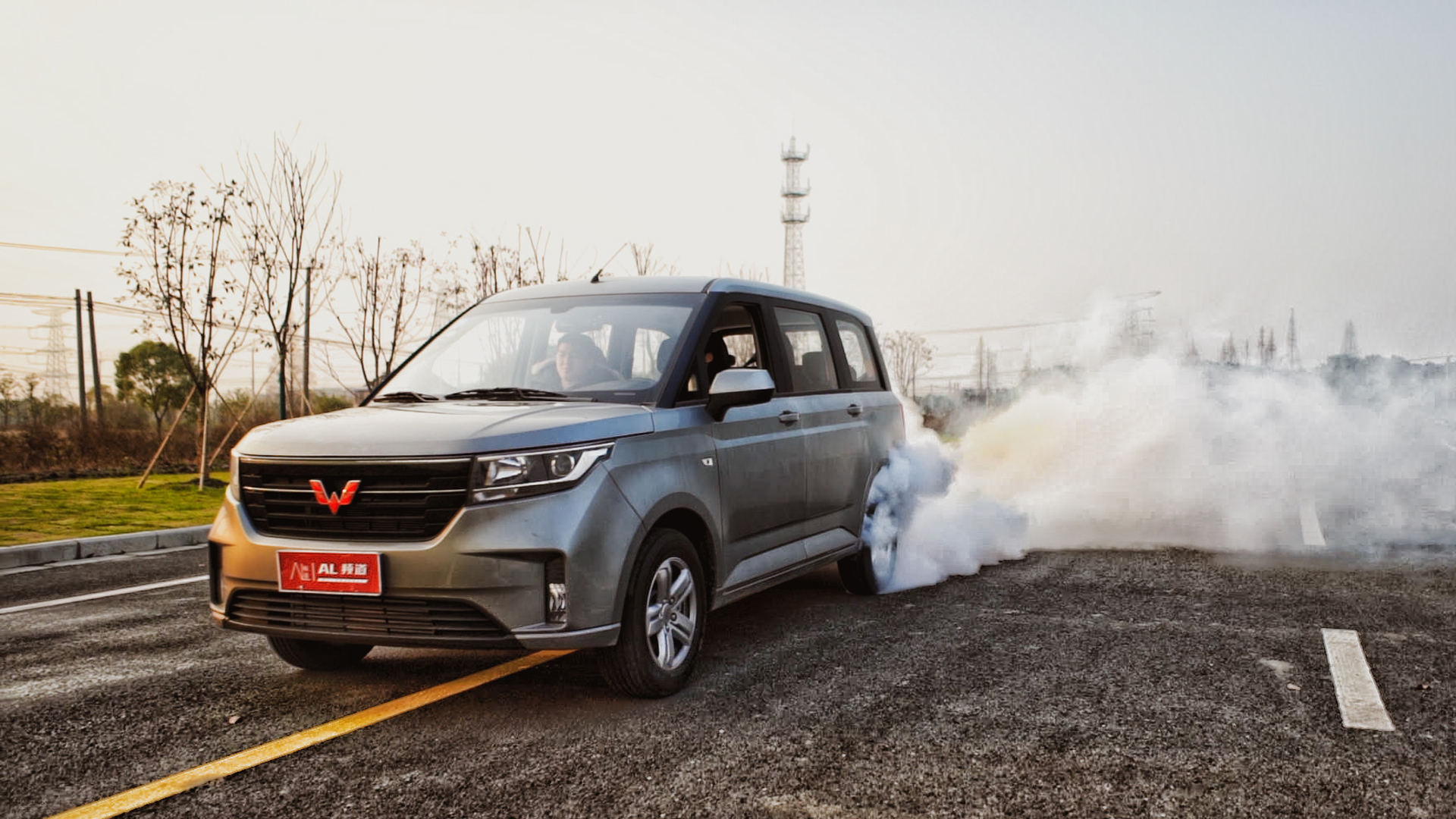 第一次烧胎起步漂移过弯,都献给了五菱宏光