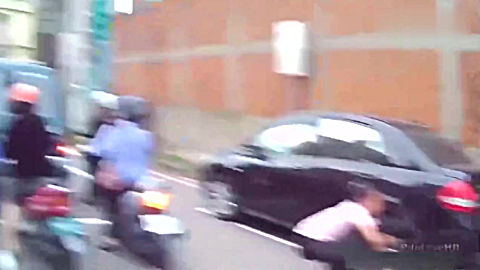 路口两只狗撕咬不放,要不是视频拍下,真是难以置信