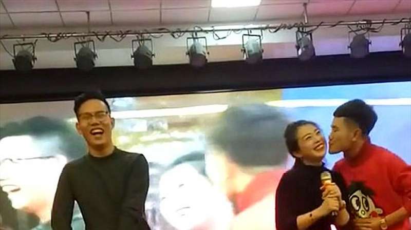 给儿子开家长会,班主任一家三口在台上大秀幸福,真的太羡慕了!