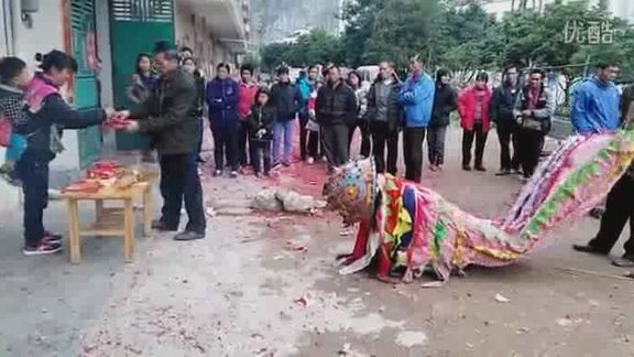 农村舞狮队舞狮表演好帅气