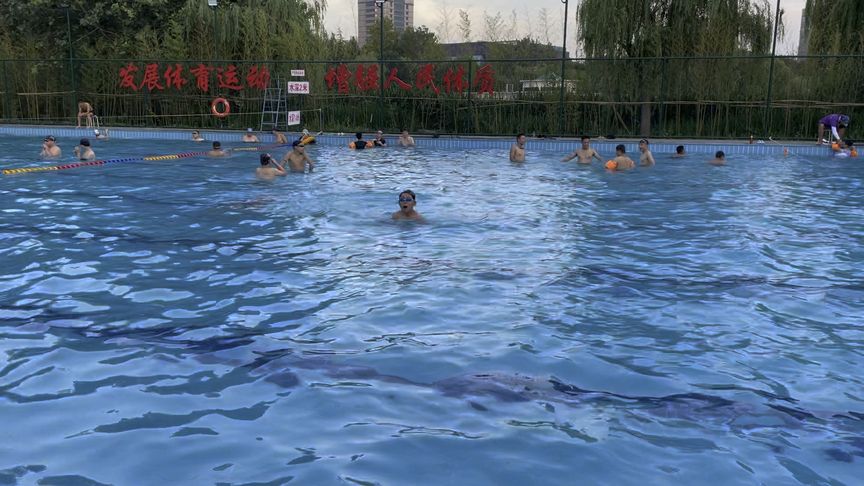 经过指导后,姿势漂亮很多