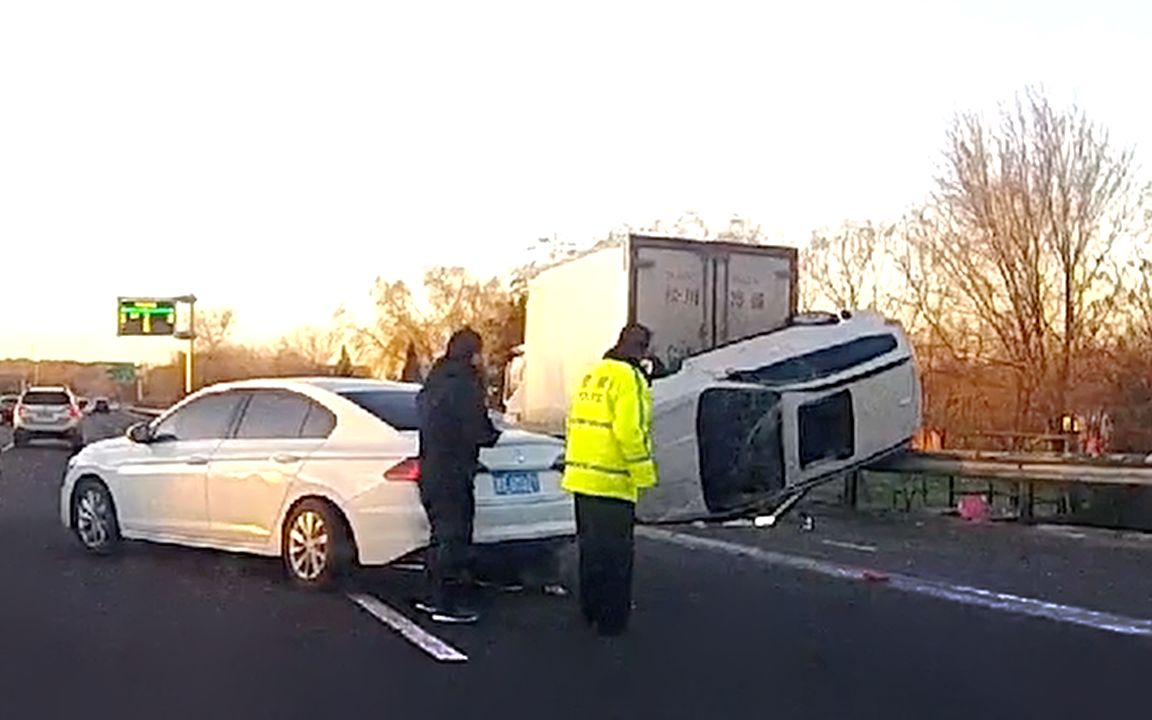 交通事故合集:十字路口喇叭当刹车,这一次没那么好运