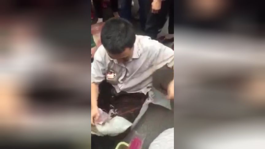 农村大叔假冒截肢残疾人乞讨遭识破,路人纷纷指责!