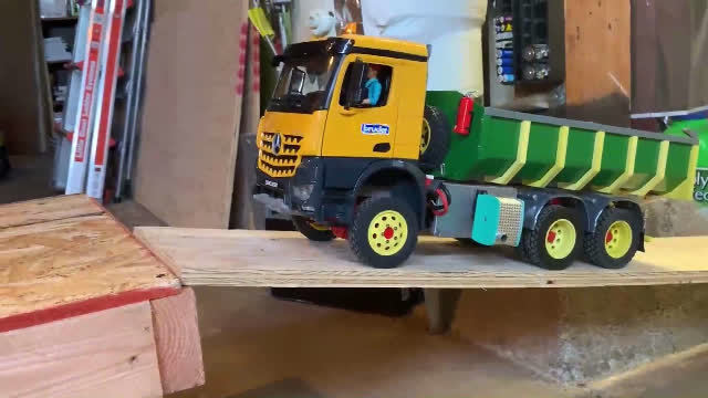 卡通玩具小动画,超级卡车玩具表演