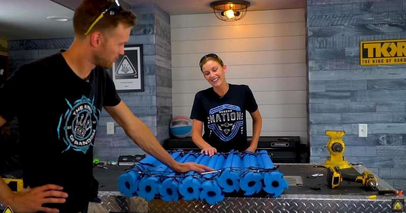 磁带做成的绳子有多坚固?小哥用来做筏子,结果出乎意料!