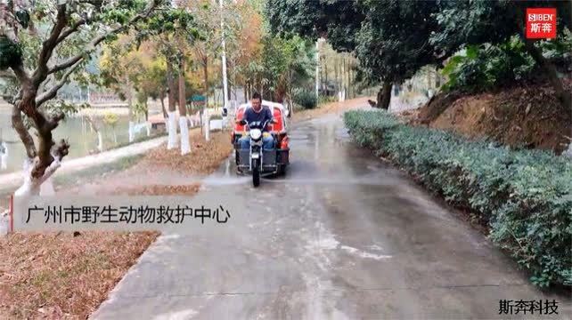 野生动物园保洁员的日常工作,操作车载高压清洗机冲洗、消毒降尘