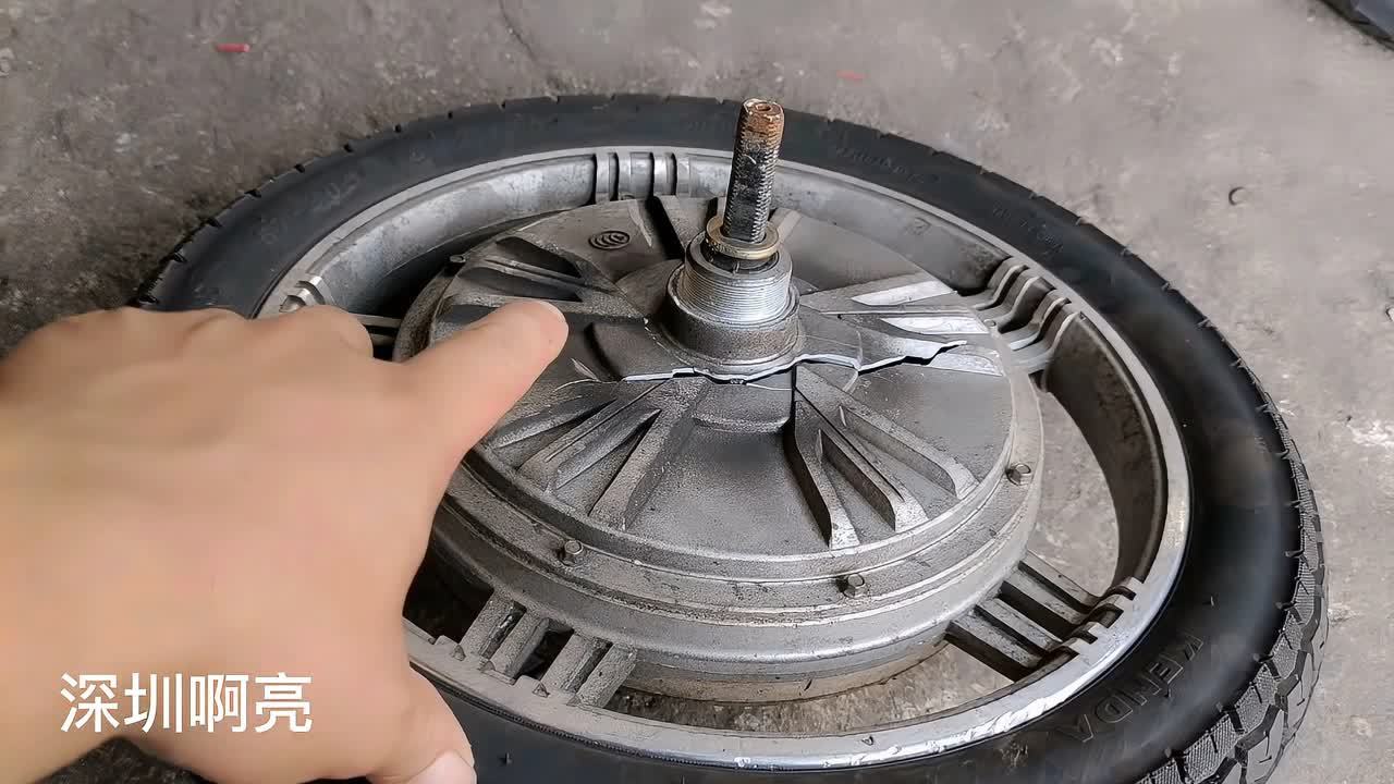 电动车电机时间久也会老化,当你骑行快的时候突然刹车,电机爆盖