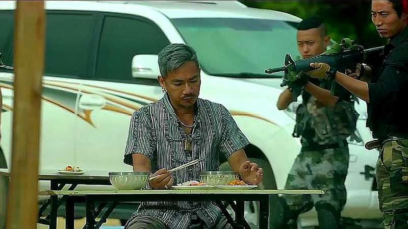 小混混报复大毒枭,被吓的躲桌子底下,只因他们来了