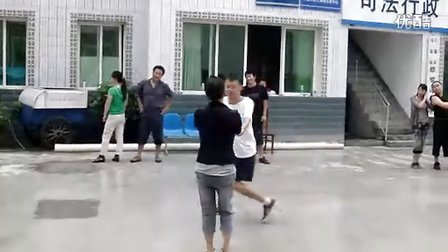 2010年参加少数民族运动会时排练舞蹈