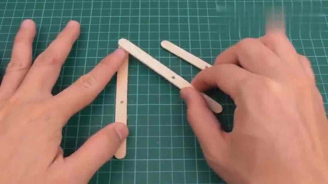 幼儿小木棒拼图,手工小制作,彩色木棒拼接成鱼彩虹云小蜜蜂