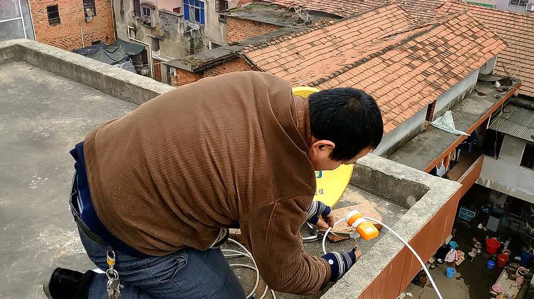 在农村安装卫星天线,老师傅说掌握这两点技术就可以了