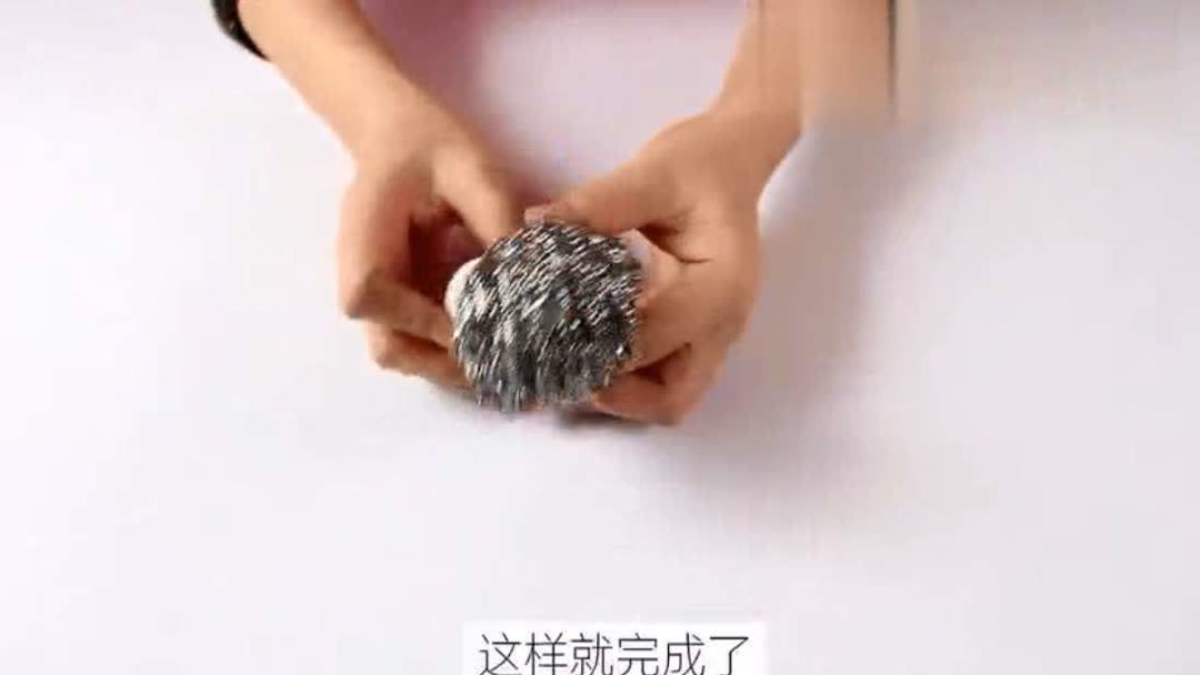她把钢丝球套在绳子上使用,真的太聪明了,赶紧互相转告吧!