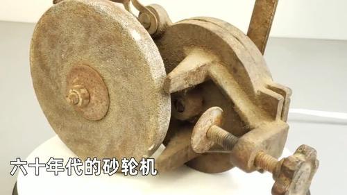 翻新60年代的手动砂轮机,手艺人将零件全部拆卸,最后的效果太雷人了