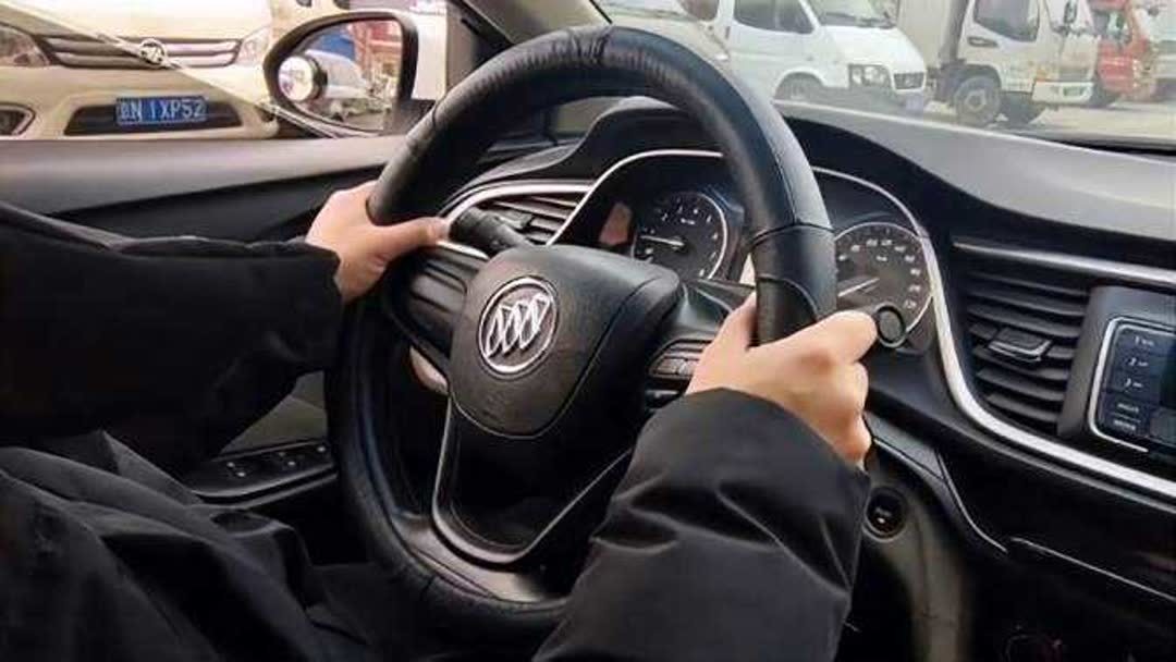 新手女司机打方向盘的正确方法和动作,及注意事项