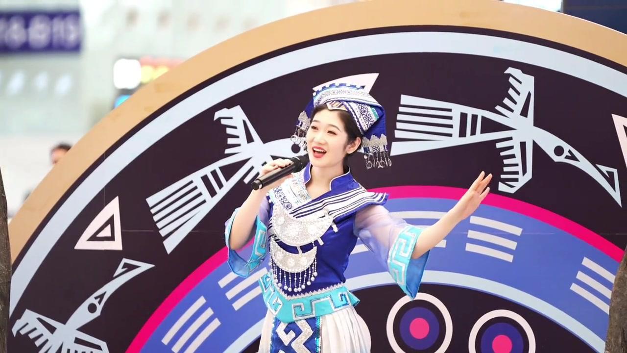 没开玩笑!三月三,广西人在动车站学了山歌才出的门(57秒时,混进了...